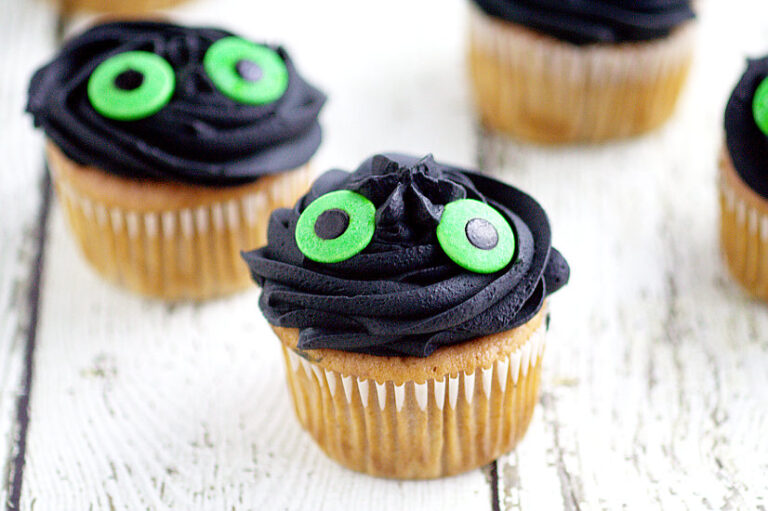 Toothless Cupcakes Tutorial - The Gracious Wife