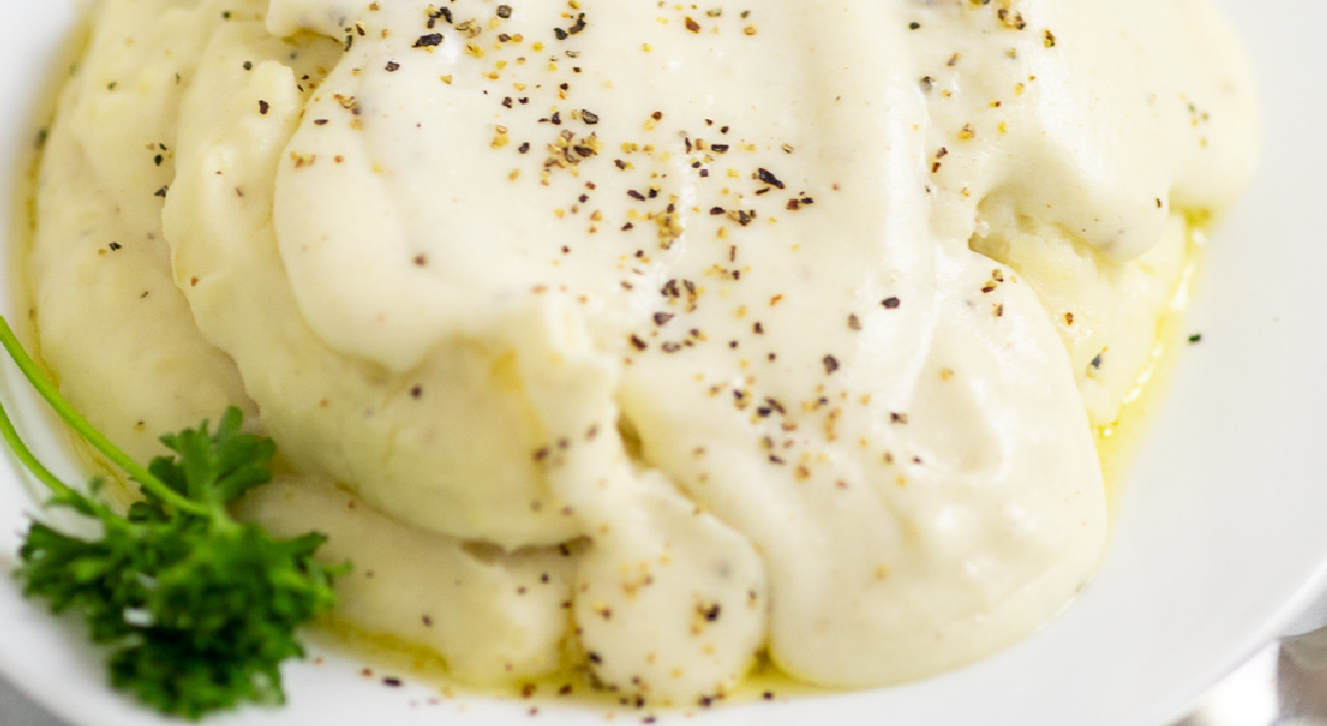 Country White Gravy: A Simple, Creamy Southern Comfort Food Classic ...